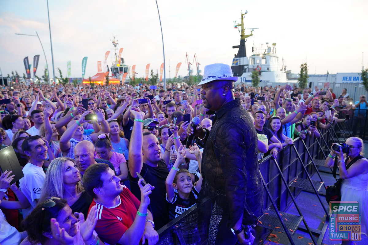 Над 8 000 фенове на музиката от 90-те се забавляваха на SPICE Music festival | Kafene.bg